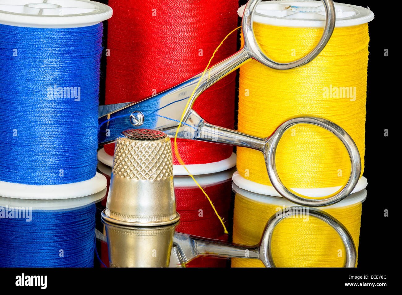 Spools of thread and scissors Stock Photo - Alamy