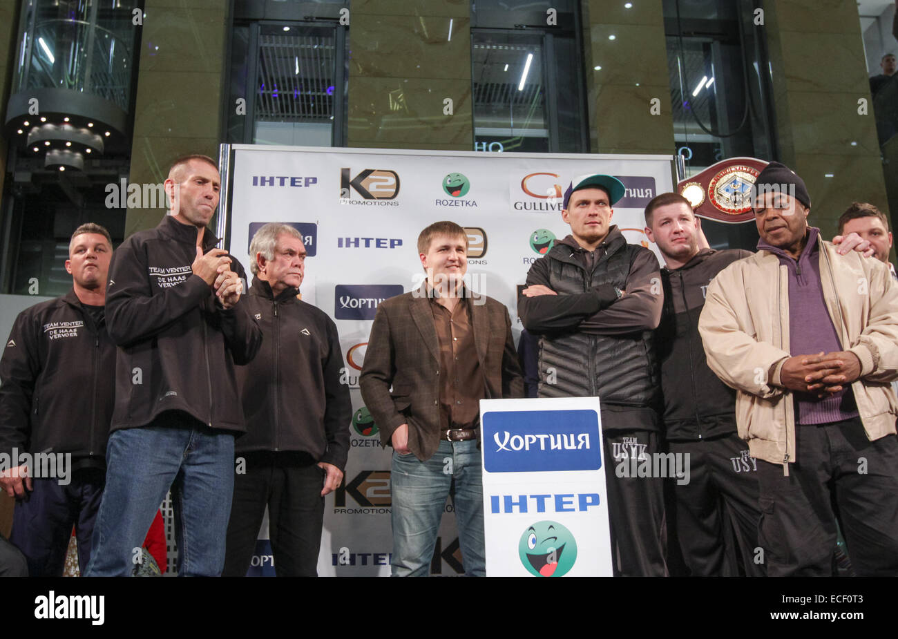 World heavyweight boxing champion, Olympic champion Oleksandr Usyk(R ...