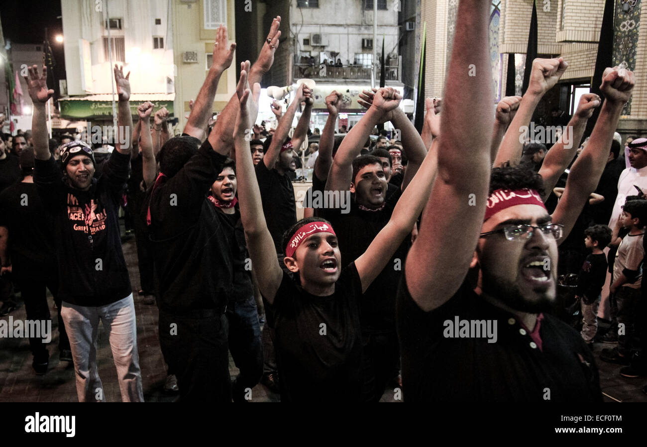 Male Shia Muslims take part in ceremonial chest beating parade as a ...