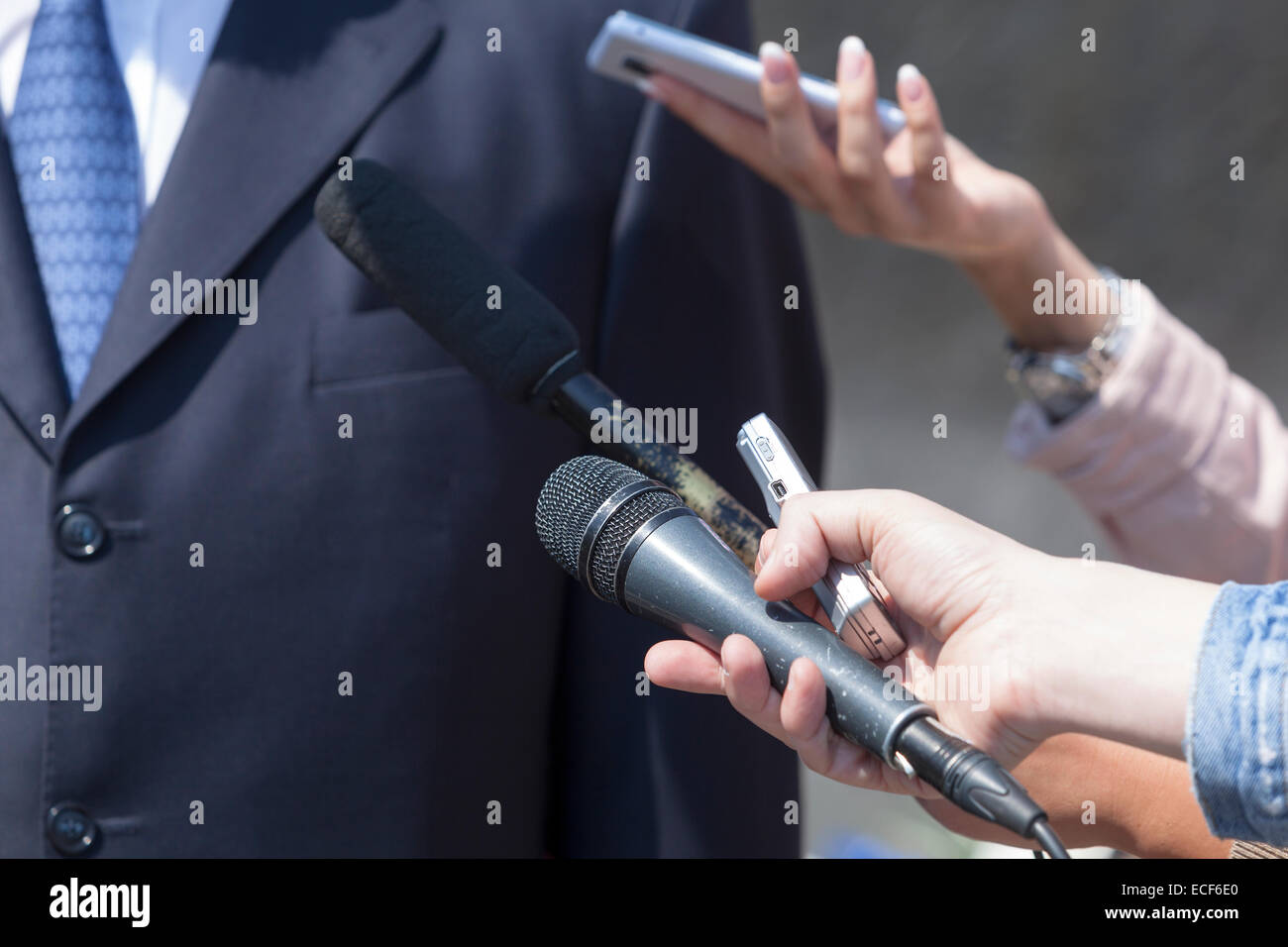 Interview correspondent hi-res stock photography and images - Alamy
