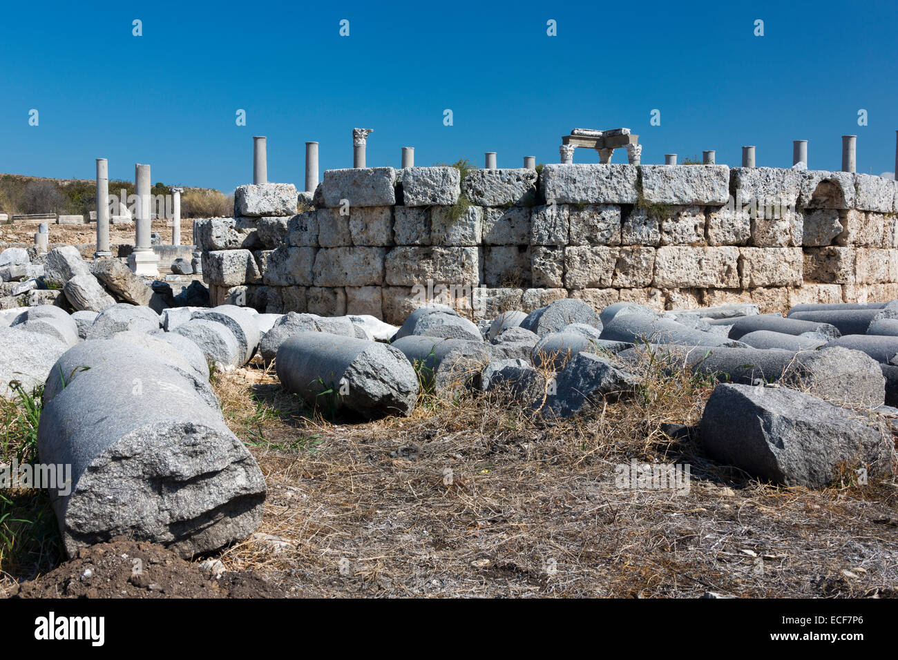 Ancient roman ruins fallen column hi-res stock photography and images ...