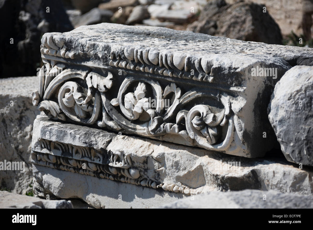 Ancient roman ruins fallen column hi-res stock photography and images ...