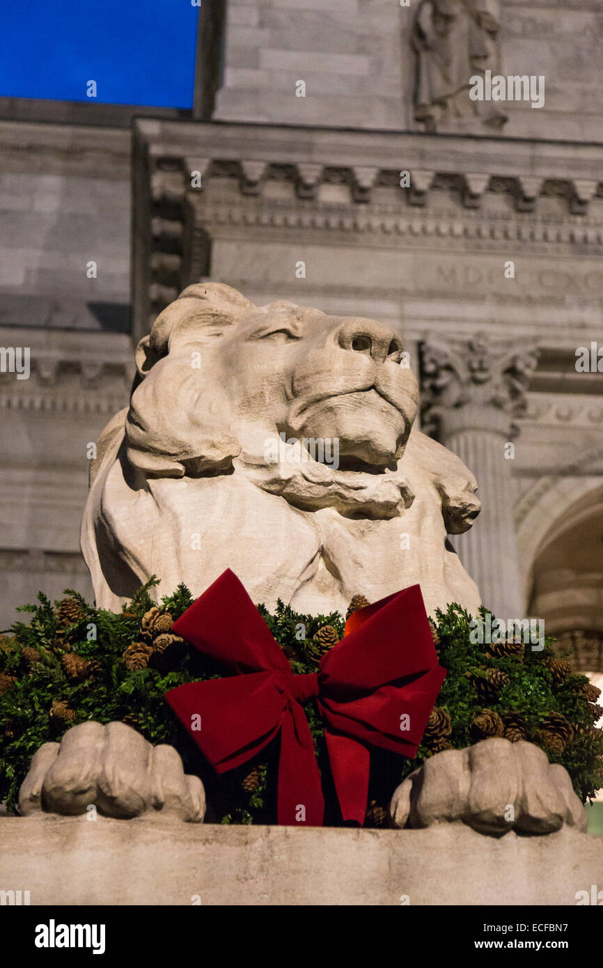 New York Public Library Lion with Wreath, NYC Stock Photo - Alamy