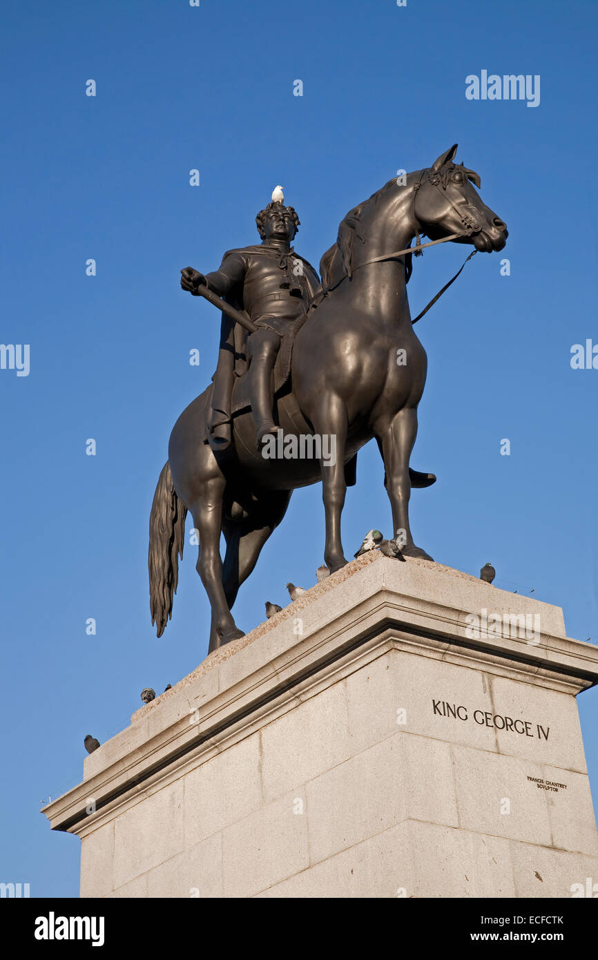 King George 1V statue under a clear blue sky in Trafalgar Square Stock ...