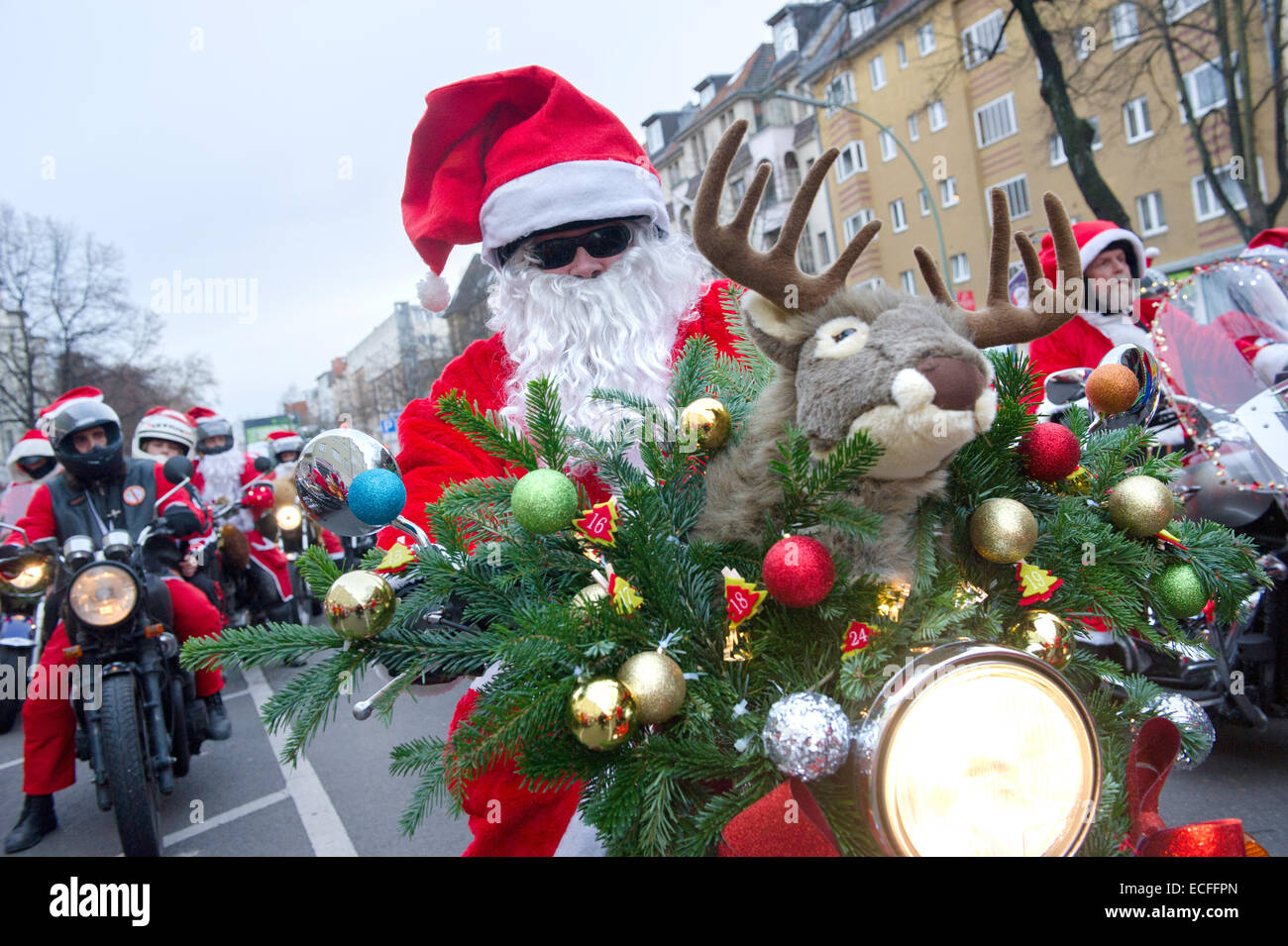 Bikers dressed up as Santa Clauses drive through the streets of Berlin ...