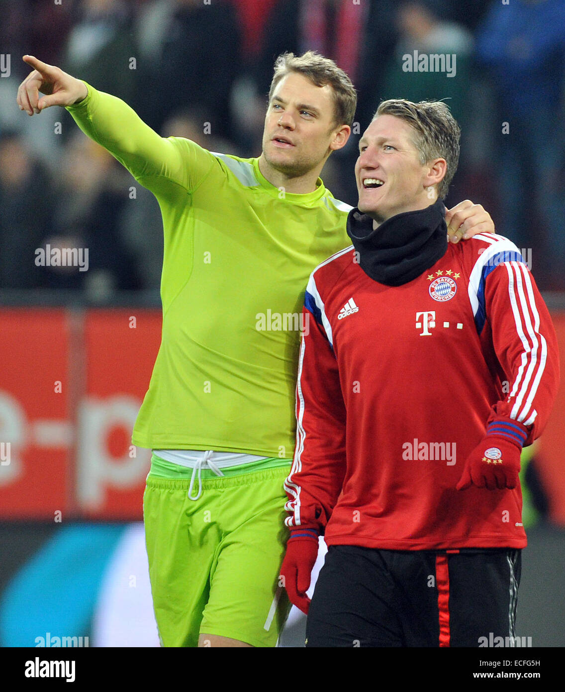 Augsburg, Germany. 13th Dec, 2014. Munich's goalkeeper Manuel Neuer (L ...