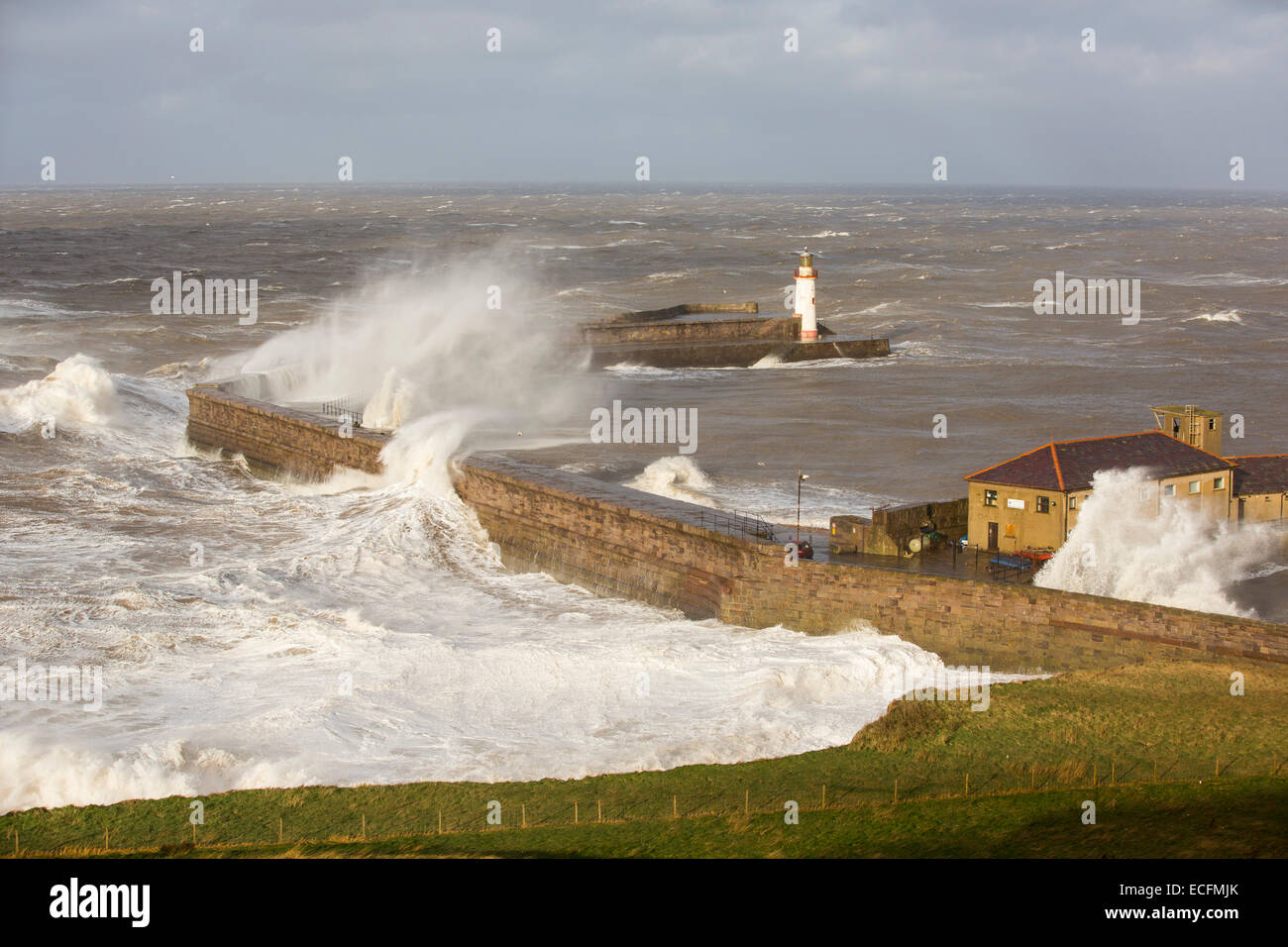 Wave on harbour wall hi-res stock photography and images - Alamy