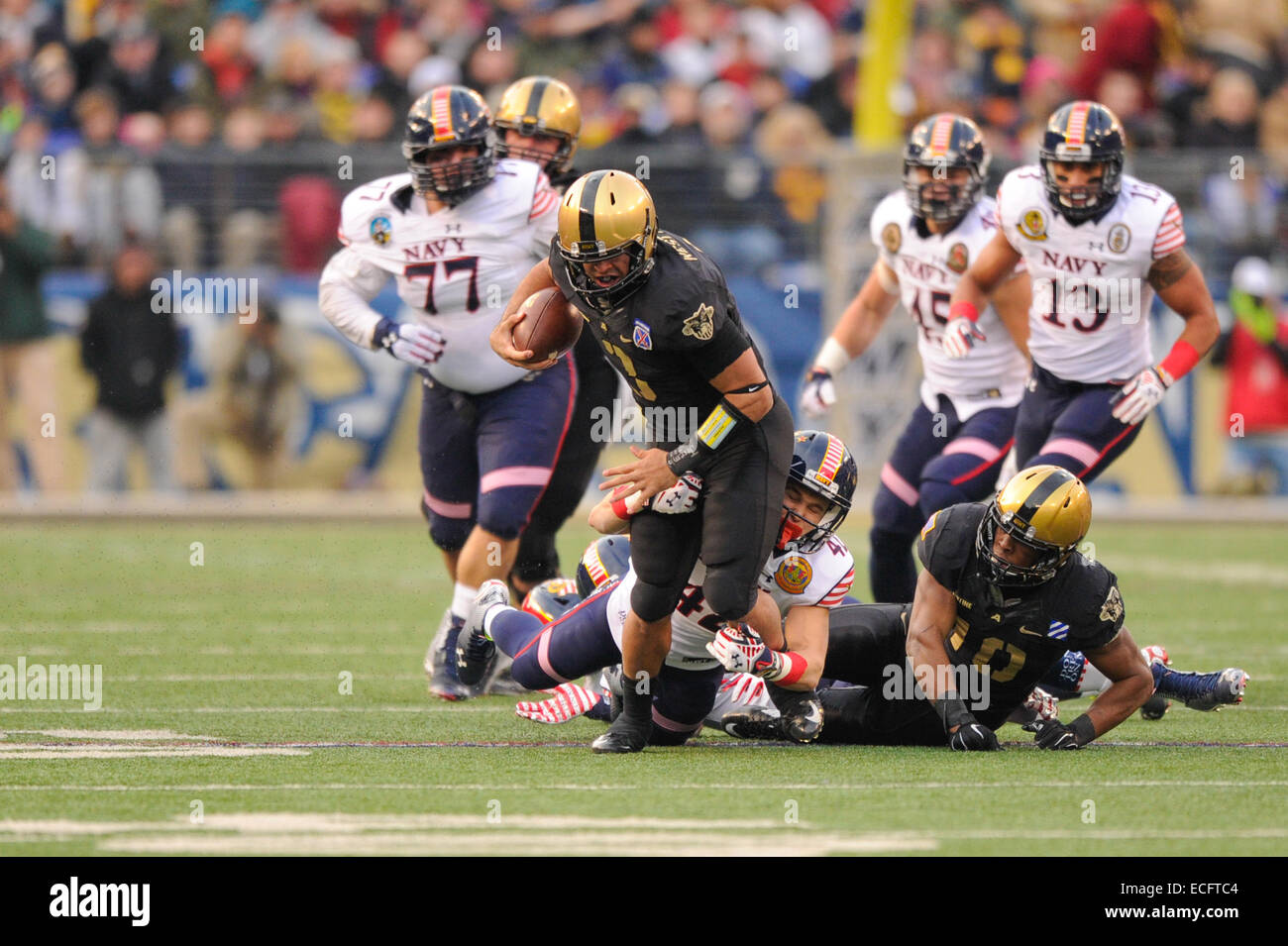 DEC 13, 2014 : Army Black Knights quarterback Angel Santiago (3) rushes ...