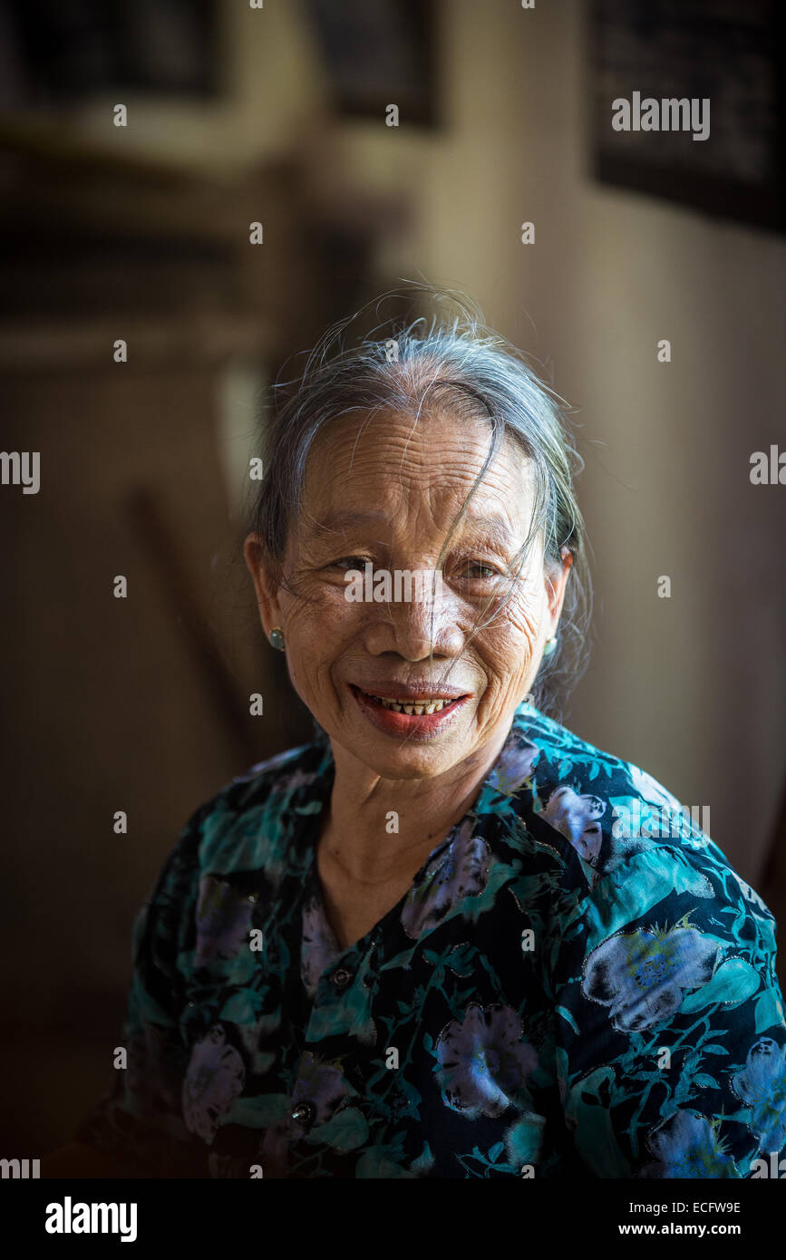 Smiling Vietnamese woman in Hue Stock Photo - Alamy
