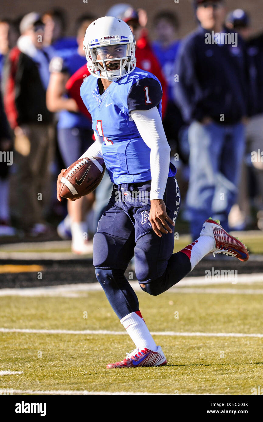 Allen Eagles quarterback Kyler Murray (1) runs for a touchdown adjacent ...