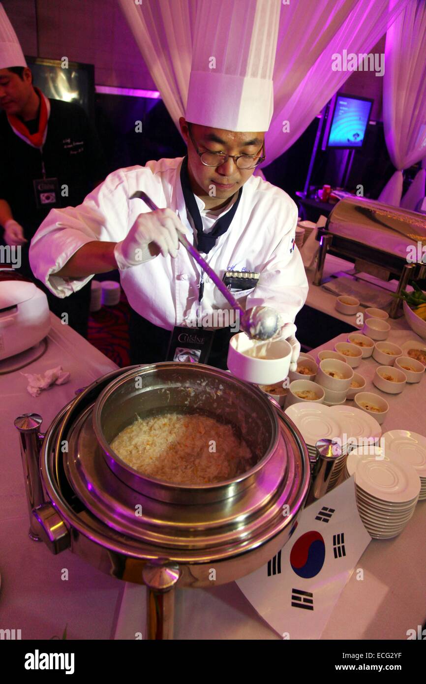 Cairo, Egypt. 13th Dec, 2014. A chef prepares food during the world's ...