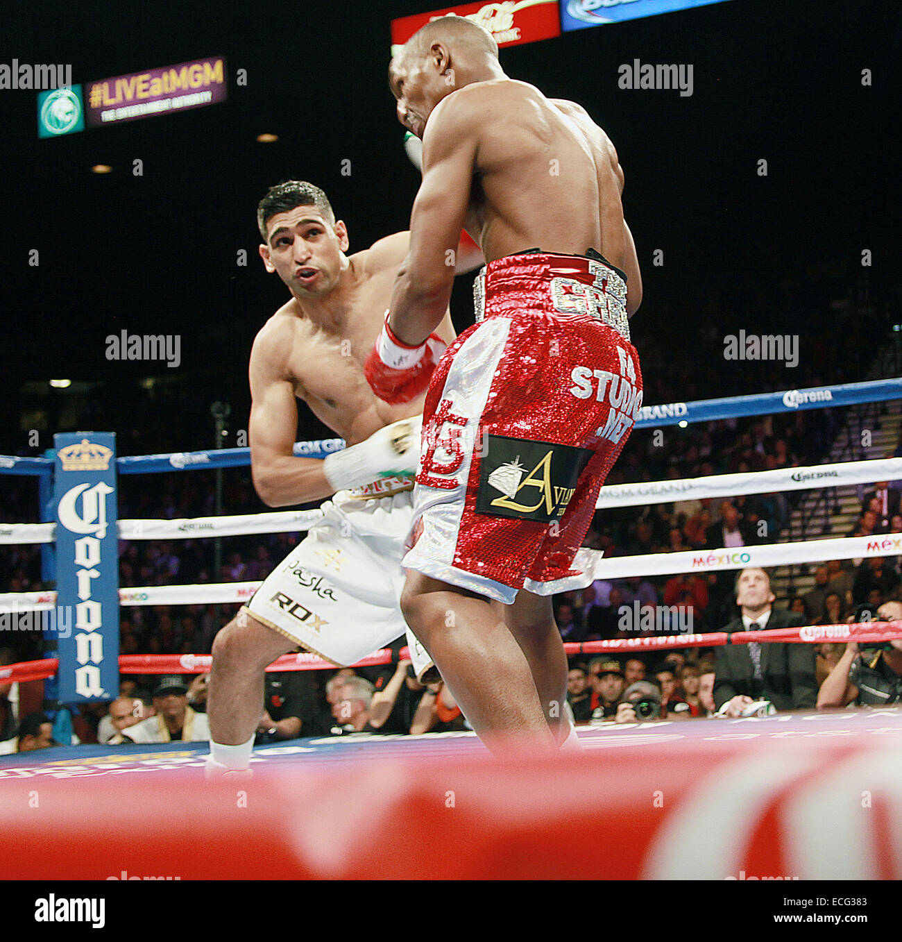 Las Vegas, Nevada, USA. 14th Dec, 2014. Boxers Amir Khan (white gloves ...