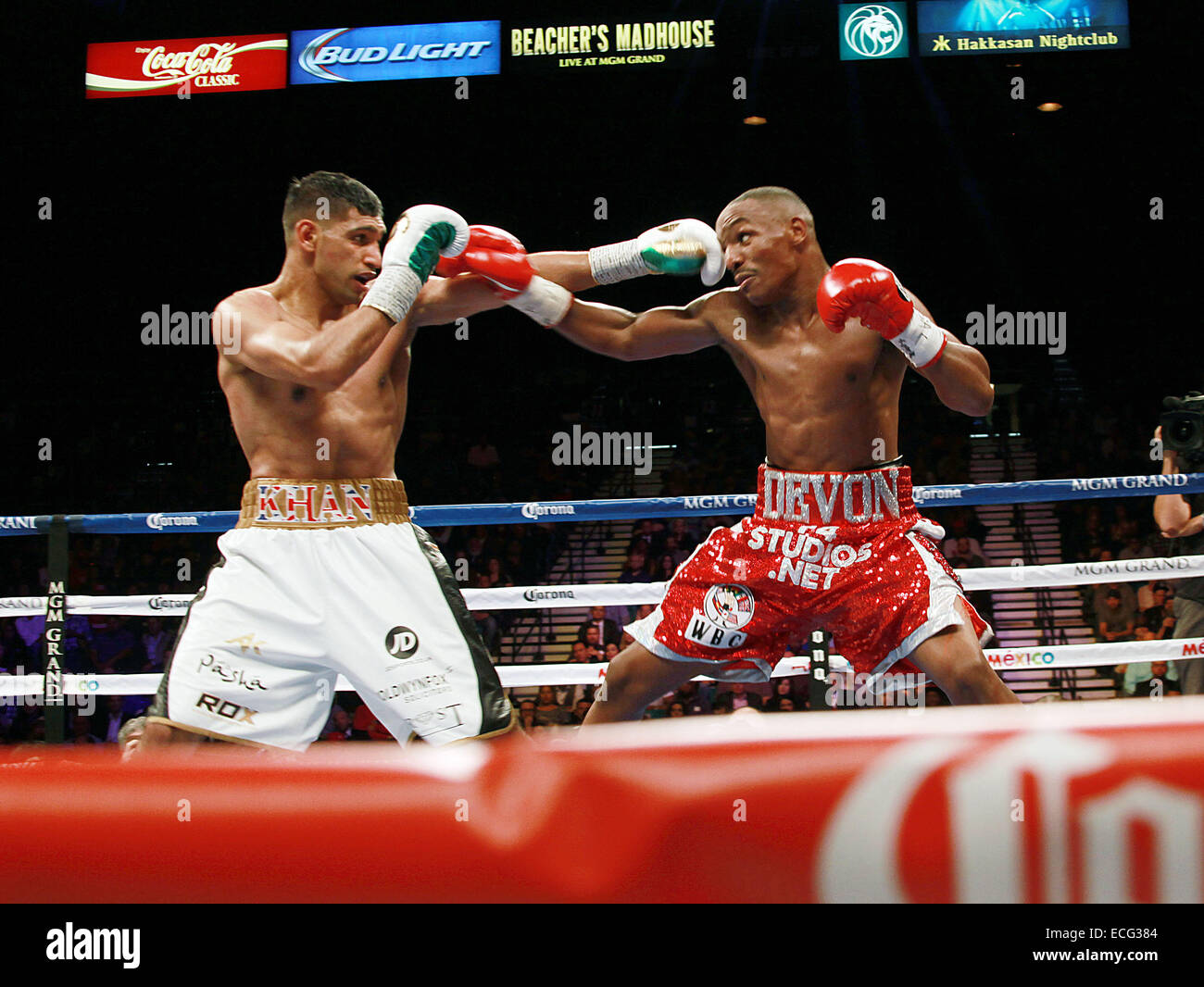 Las Vegas, Nevada, USA. 14th Dec, 2014. Boxers Amir Khan (white gloves) and Devon Alexander (red ...