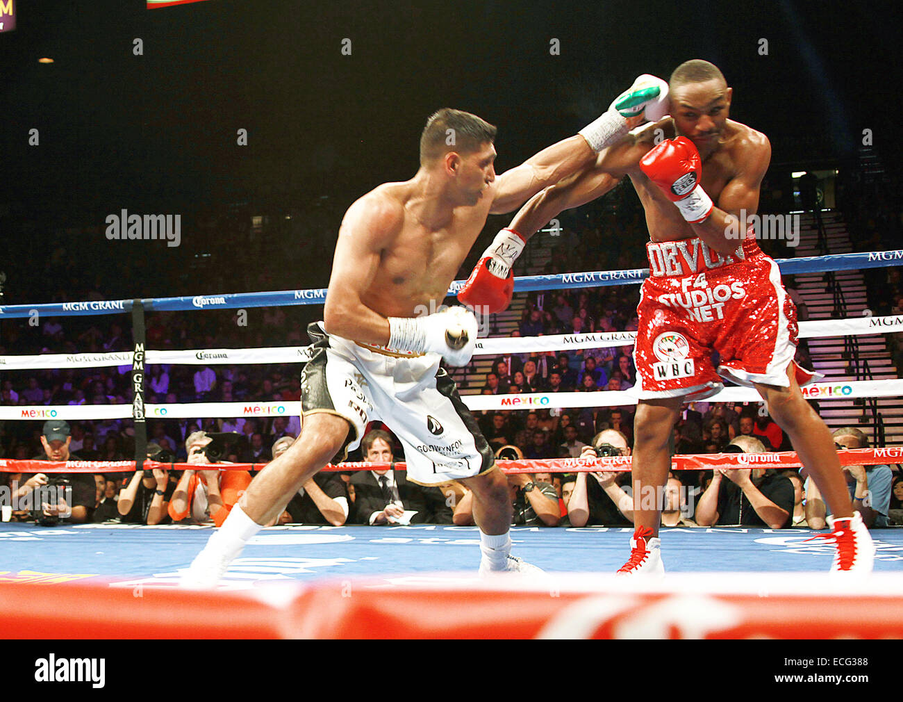 Las Vegas, Nevada, USA. 14th Dec, 2014. Boxers Amir Khan (white gloves ...
