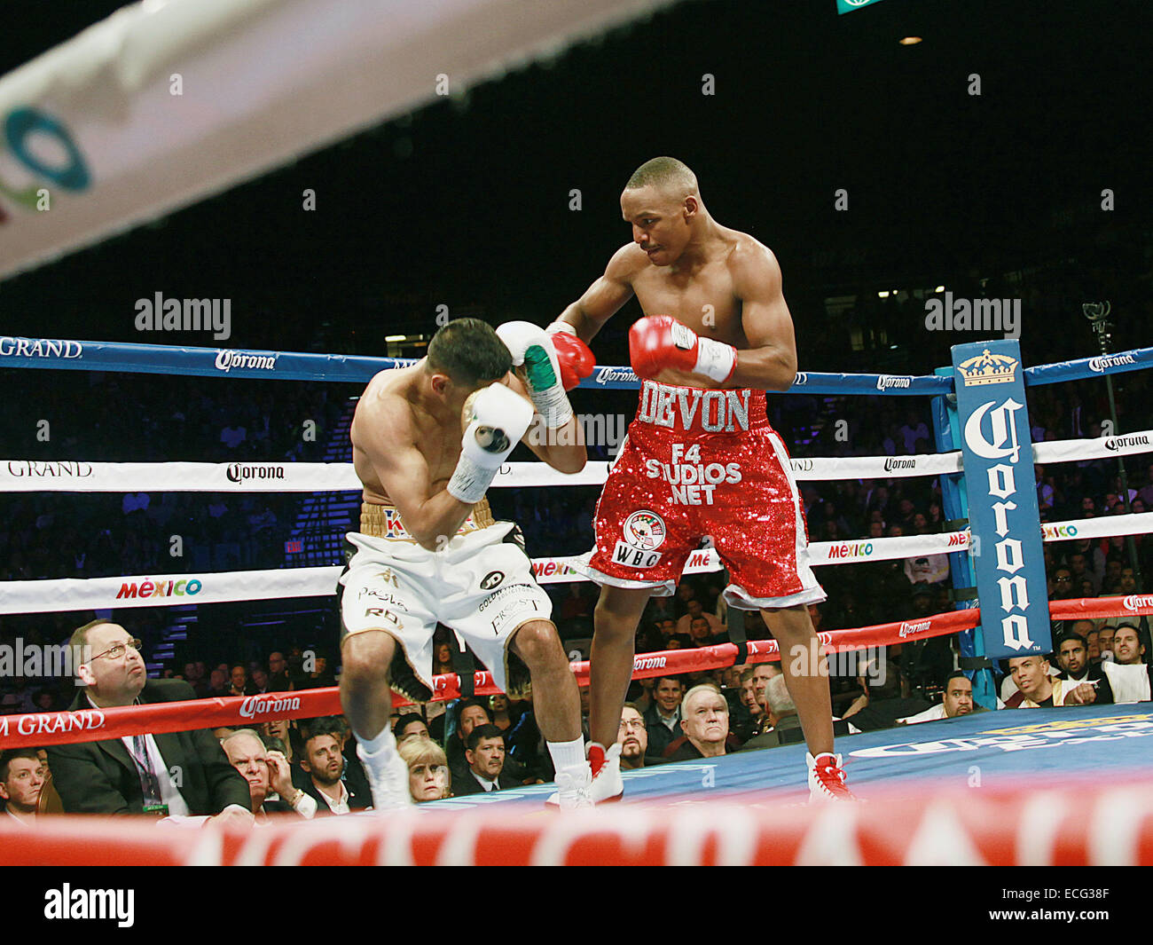 Las Vegas, Nevada, USA. 14th Dec, 2014. Boxers Amir Khan (white gloves ...