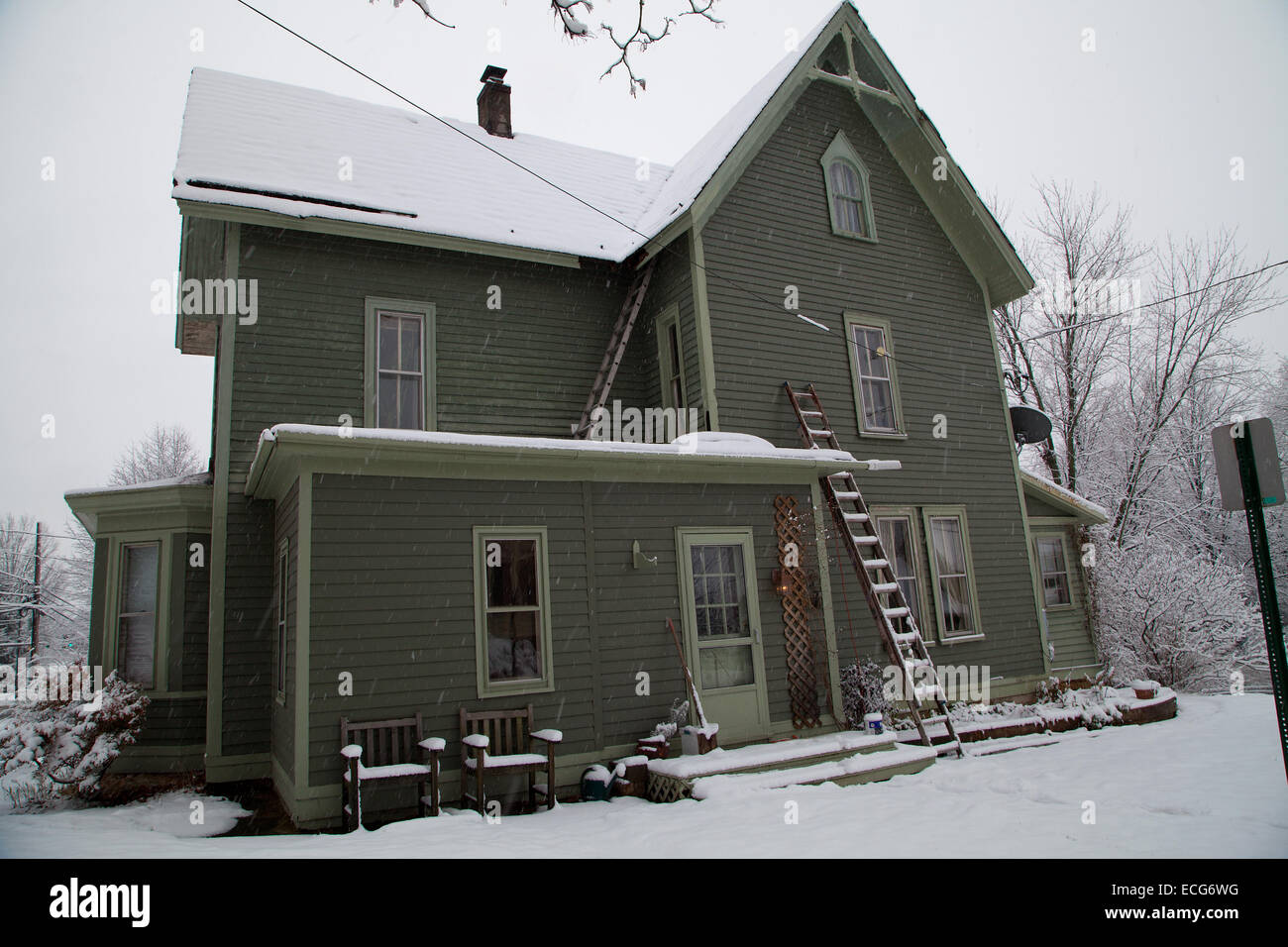 Colonial American house covered with snow Stock Photo - Alamy