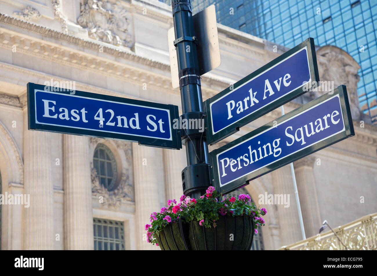 42nd street signs hi-res stock photography and images - Alamy