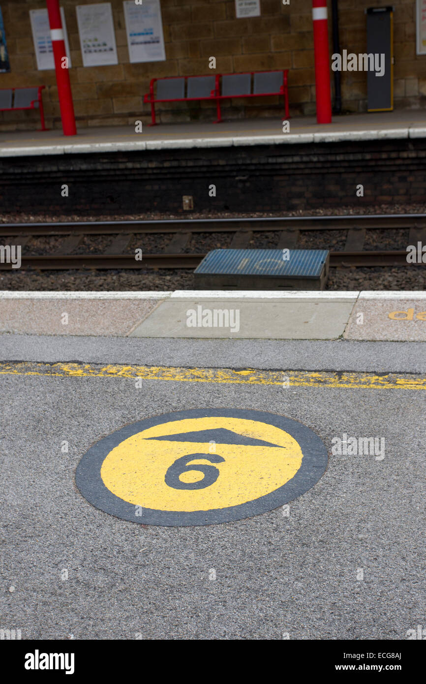 Yellow line on station platform hi-res stock photography and images - Alamy