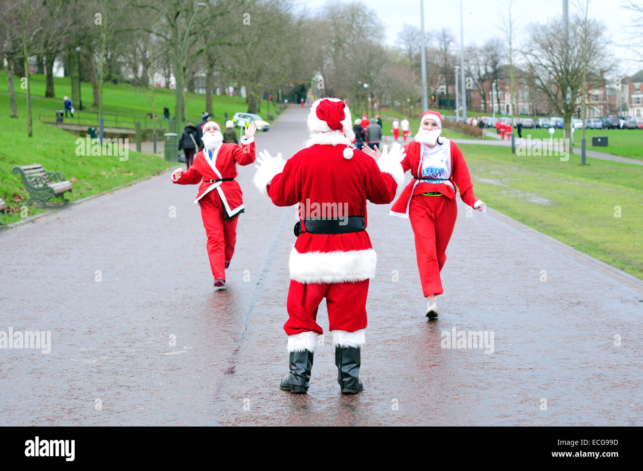 Children meet father christmas hi-res stock photography and images - Alamy