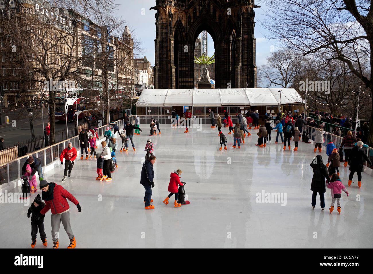 Ice rink edinburgh princes street 2014 hi-res stock photography and ...