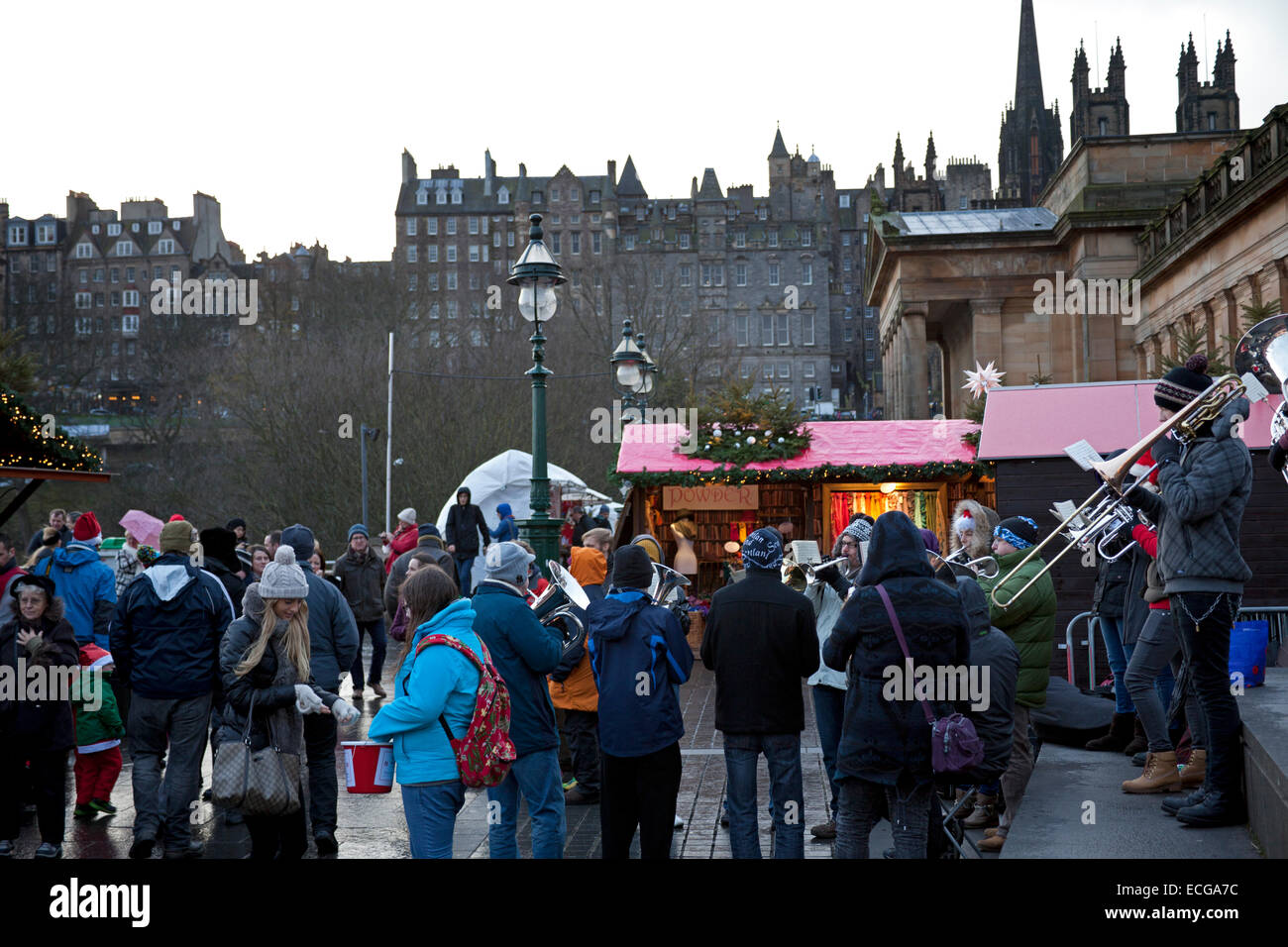 Edinburgh, Scotland, UK. 14th December, 2014. A slow start with drizzle ...