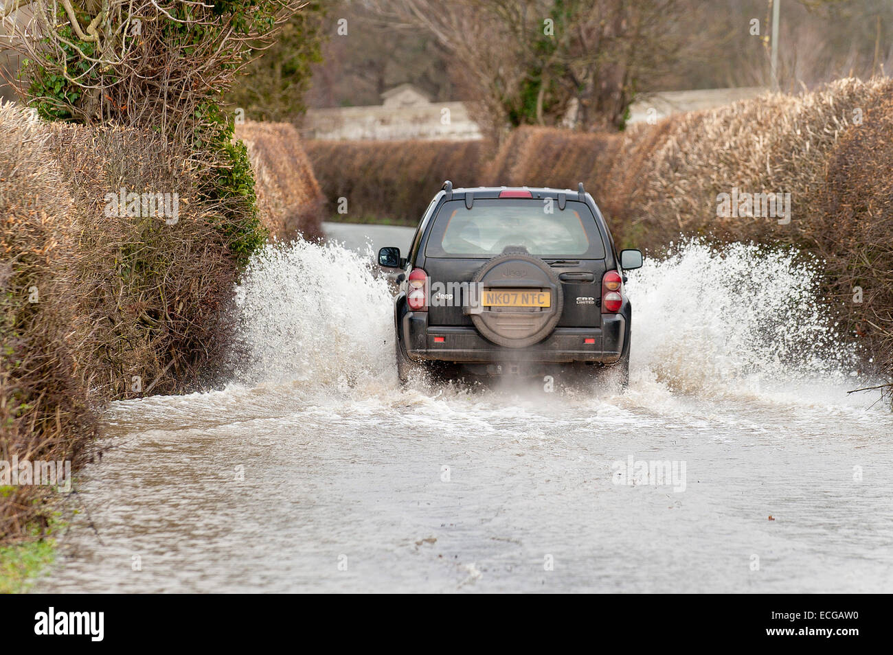 4x4 car driving through flood hi-res stock photography and images - Alamy