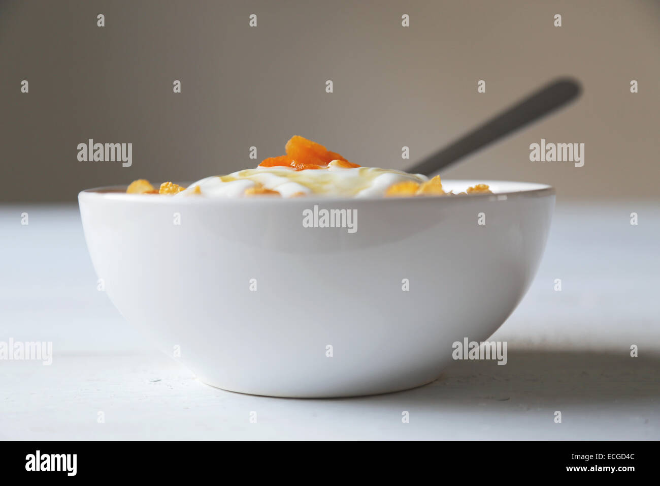Cornflakes in a bowl with yogurt and honey Stock Photo - Alamy