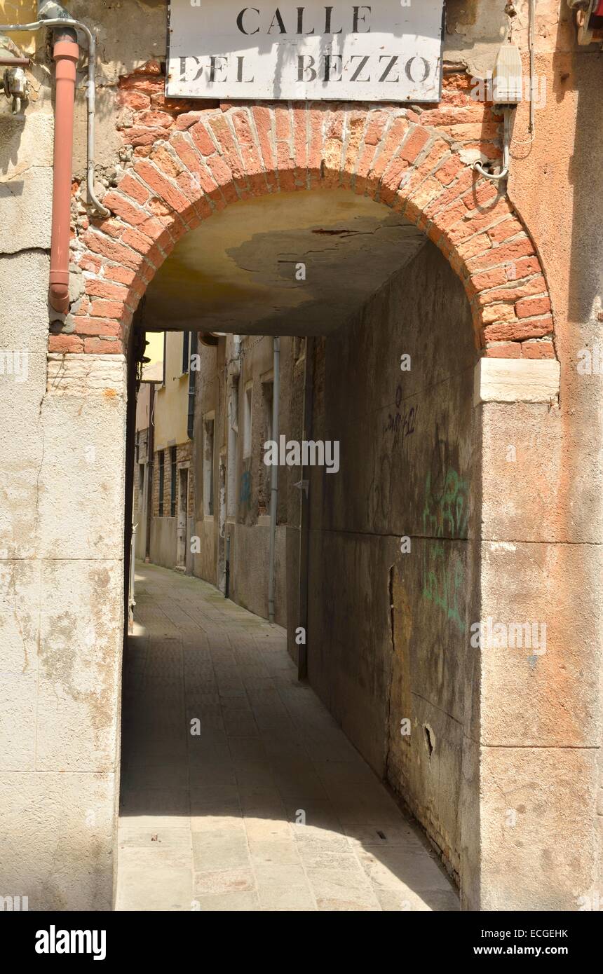 Alley in the city of Venice, Italy Stock Photo - Alamy