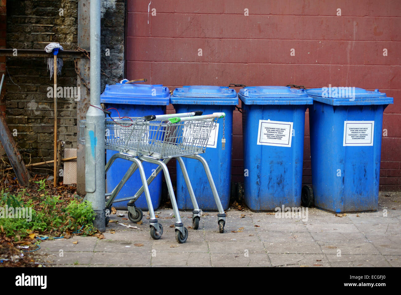 Garbage cans hi-res stock photography and images - Alamy