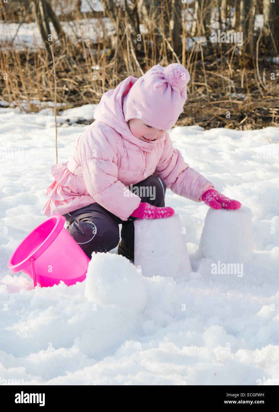 Little girl in snow hi-res stock photography and images - Alamy