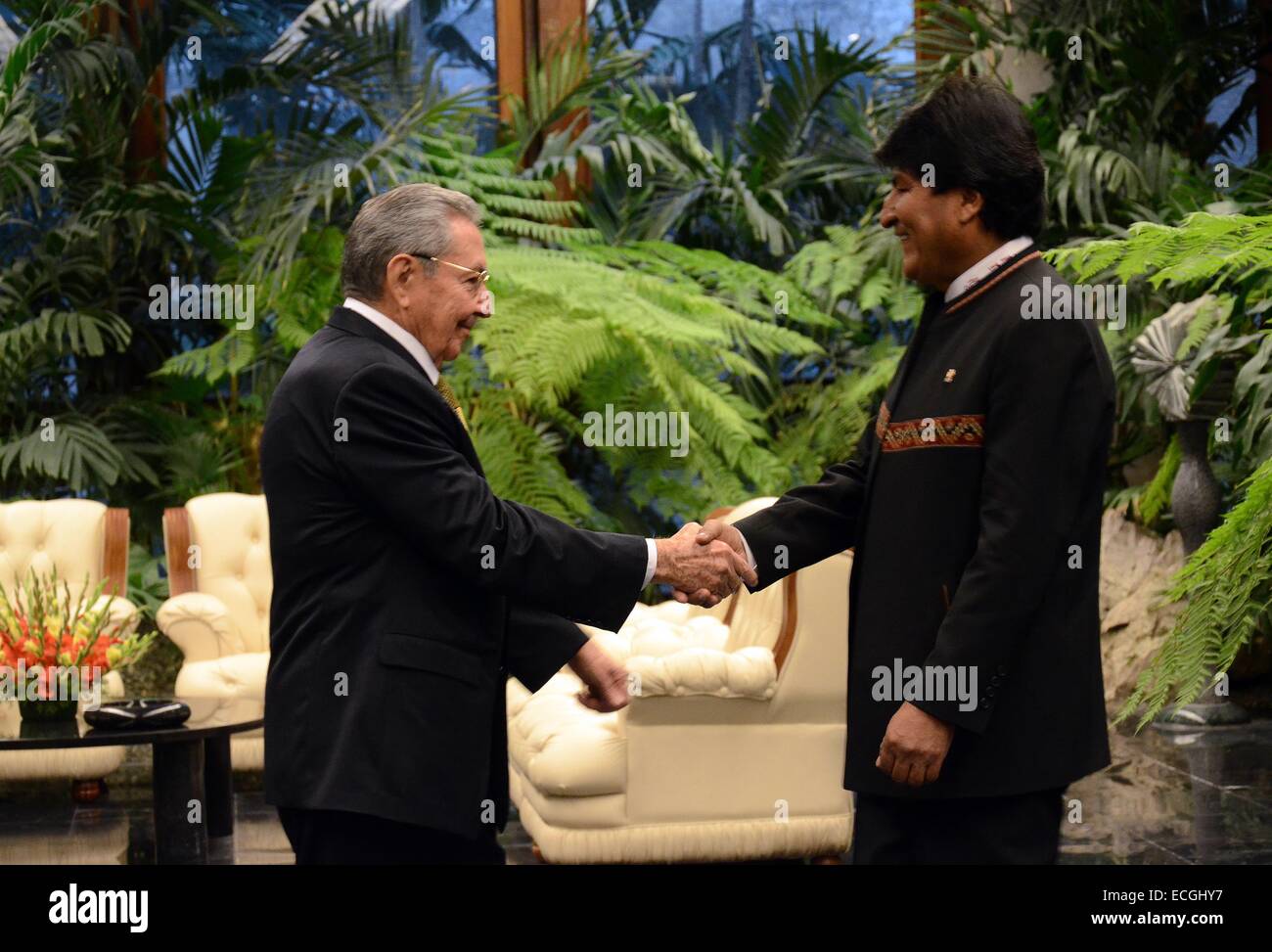 Havana, Cuba. 14th Dec, 2014. Cuban President Raul Castro (L) shakes ...