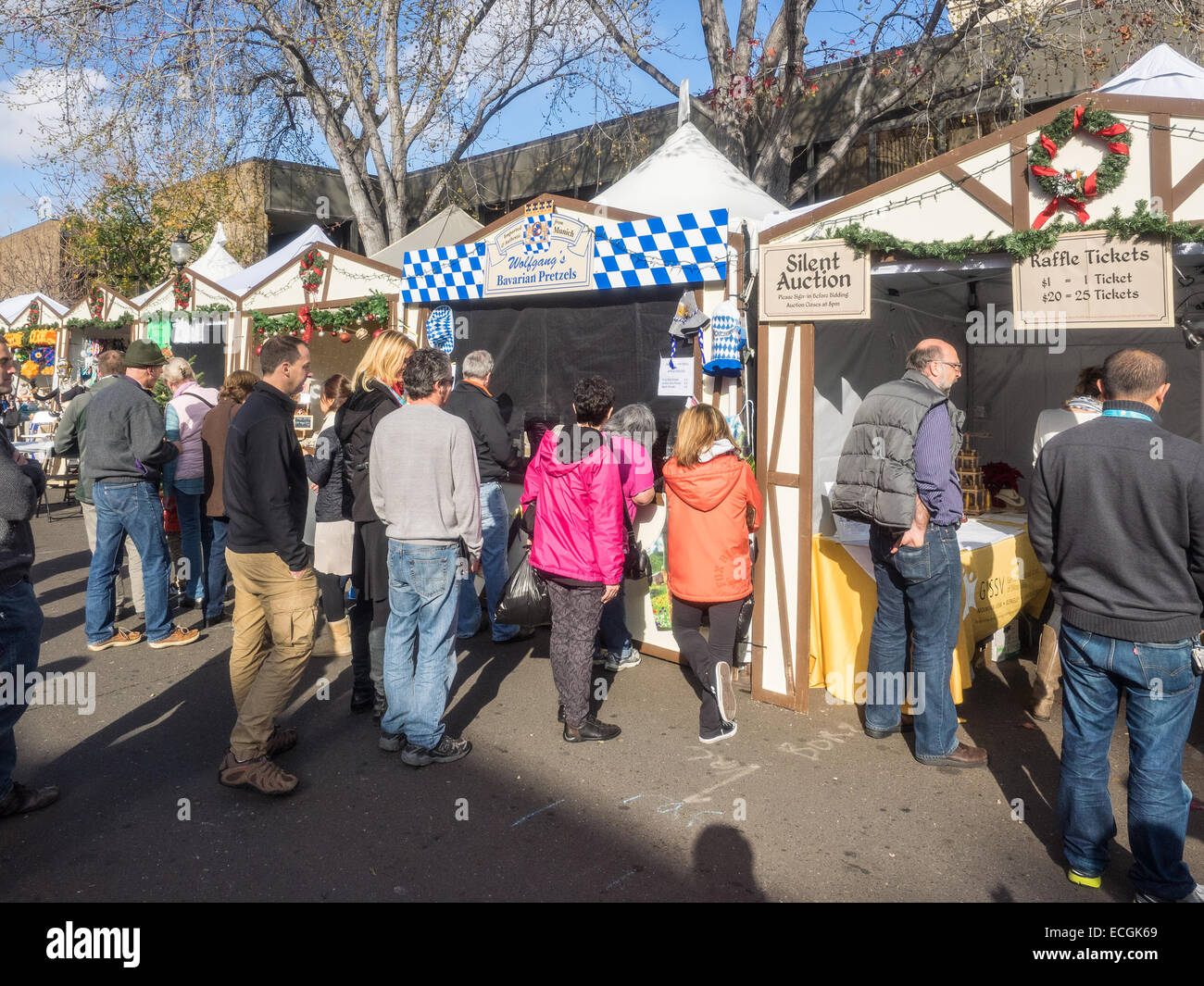 MOUNTAIN VIEW, CA/USA - DECEMBER 13: German Holiday Market in Downtown ...