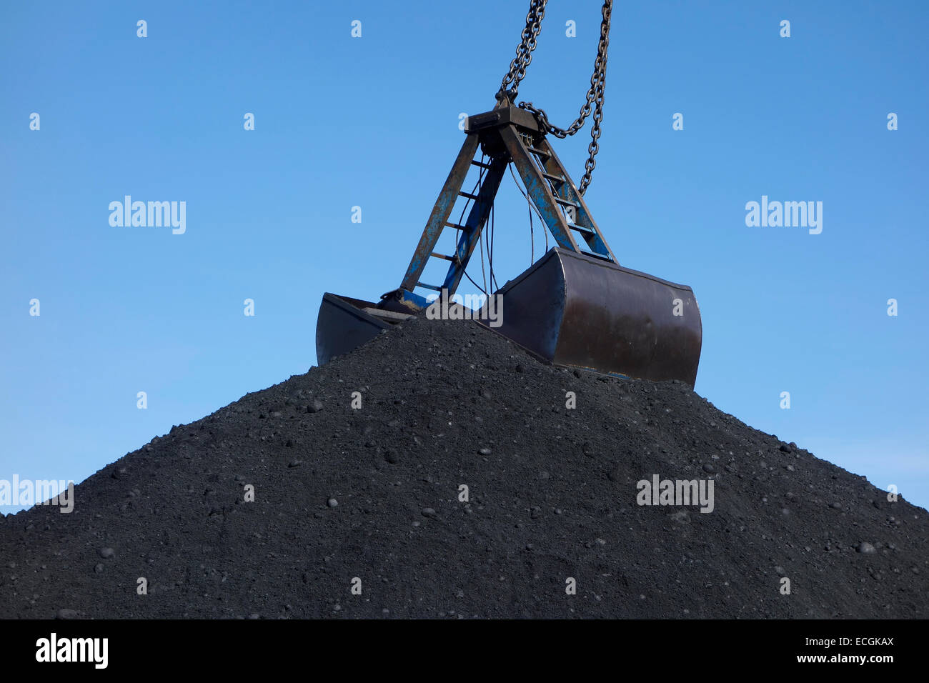 Clamshell bucket hi-res stock photography and images - Alamy