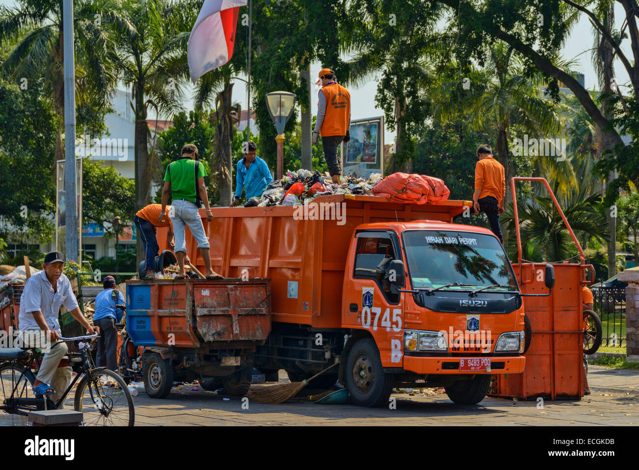 Jakarta street cleaners hi-res stock photography and images - Alamy