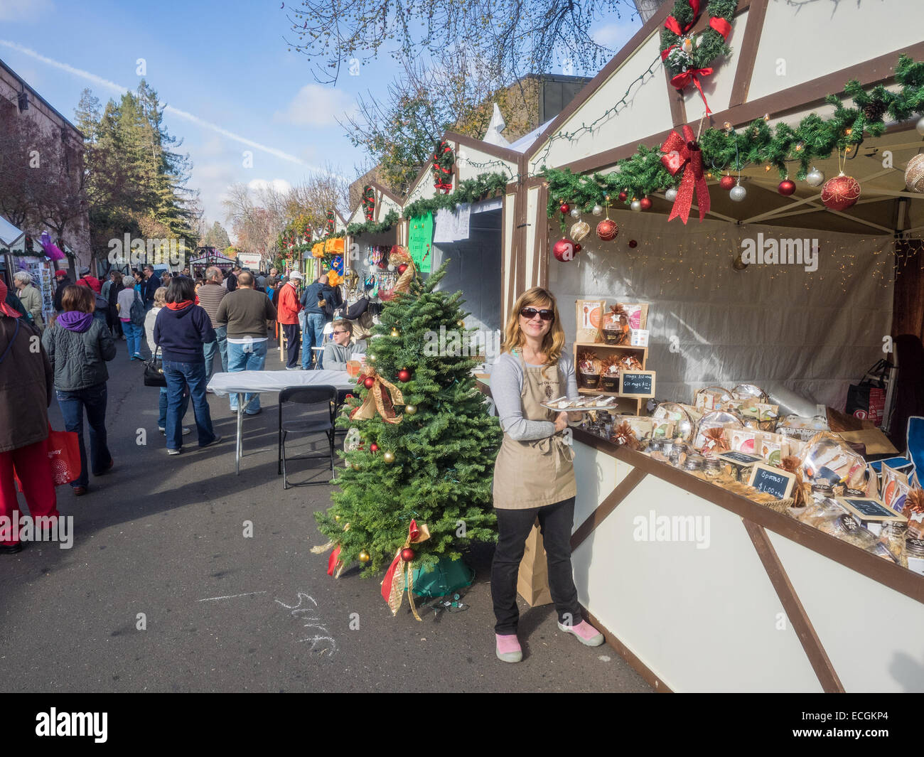 MOUNTAIN VIEW, CA/USA - DECEMBER 13: German Holiday Market in Downtown ...