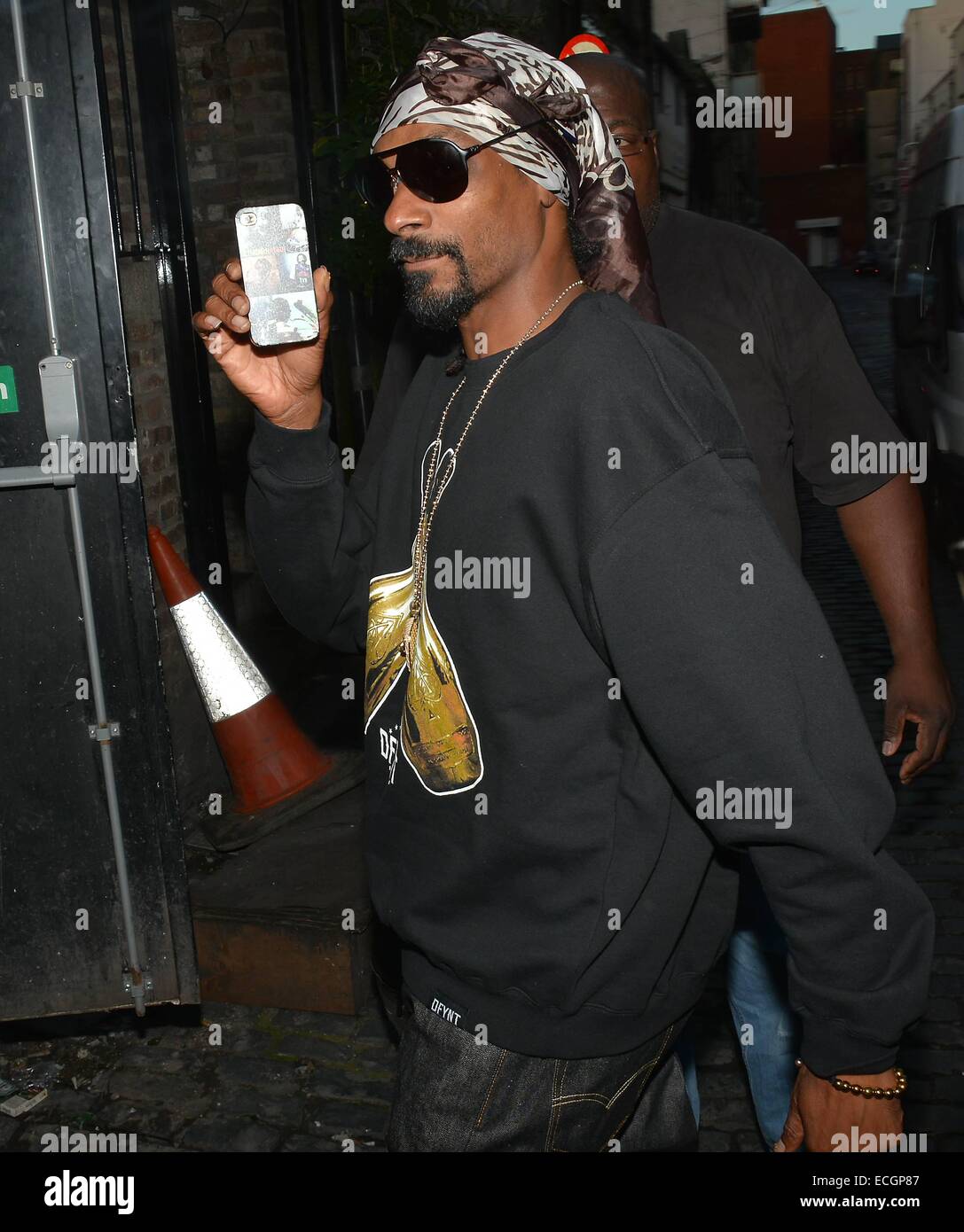 Rapper snoop dogg films fans hi-res stock photography and images - Alamy