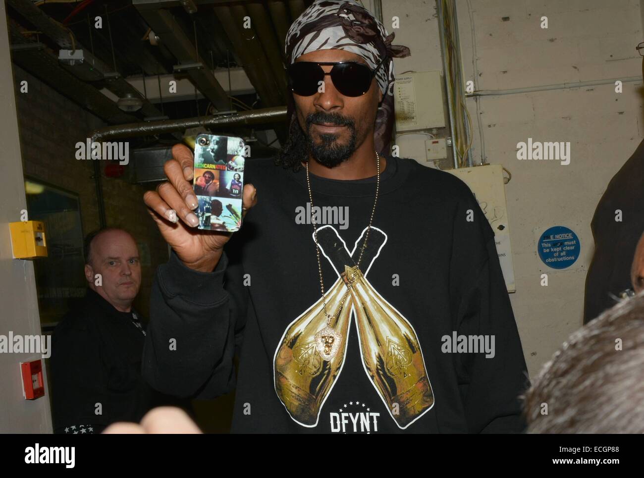 Rapper snoop dogg films fans hi-res stock photography and images - Alamy