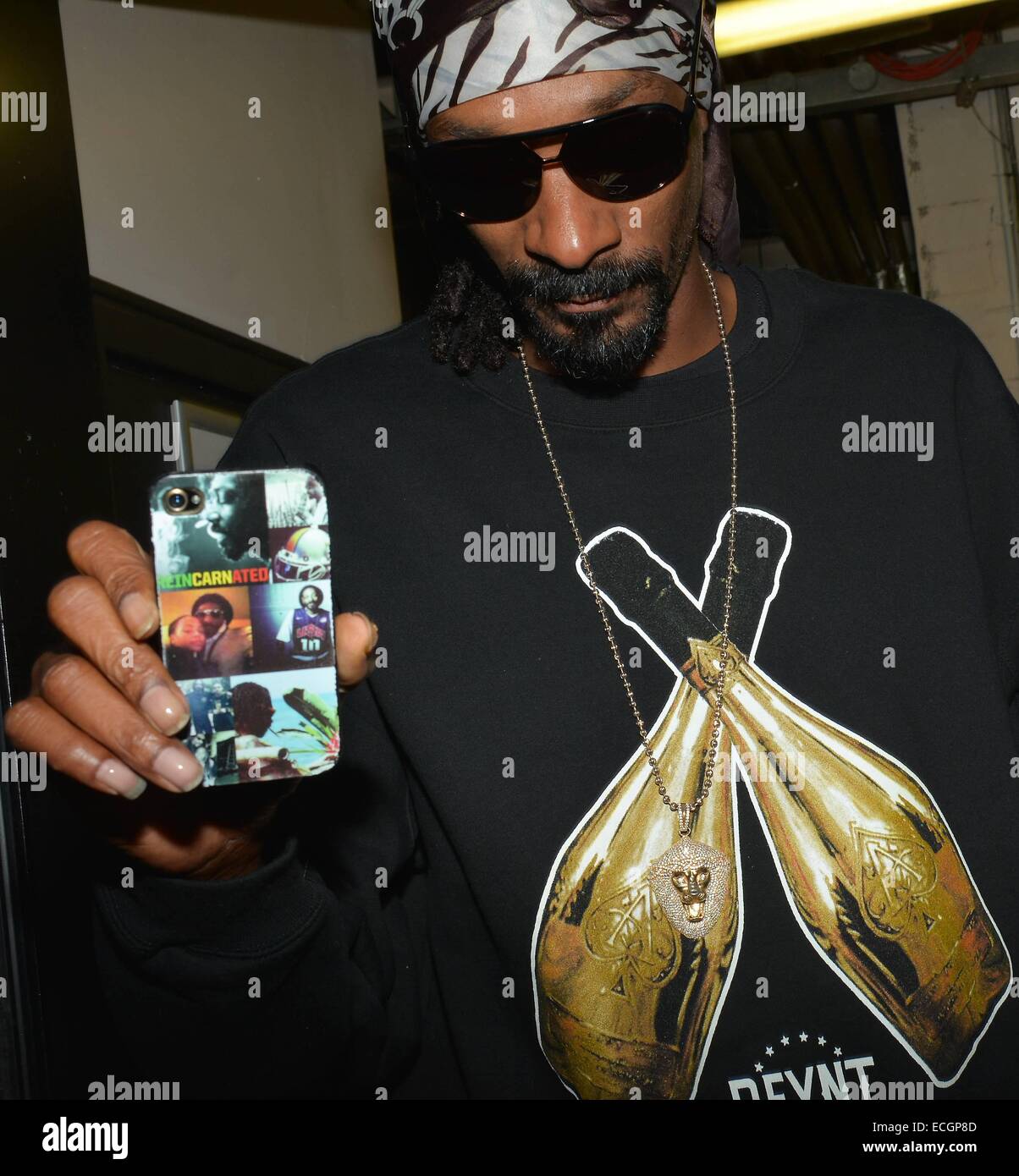 Rapper snoop dogg films fans hi-res stock photography and images - Alamy