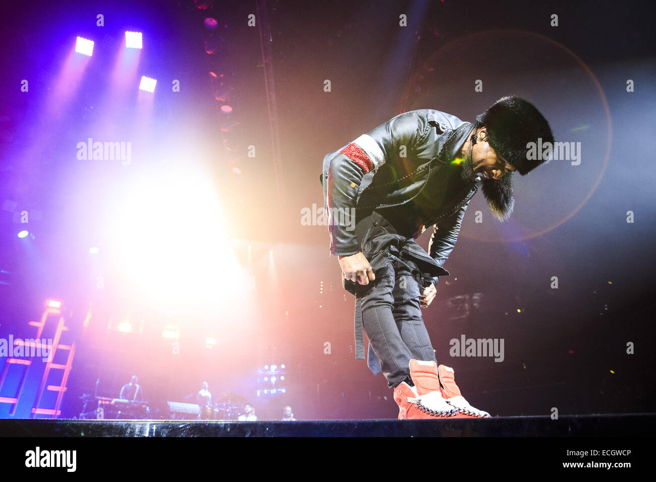 Tampa, Florida, USA. 14th December, 2014. Usher drops his pants while ...