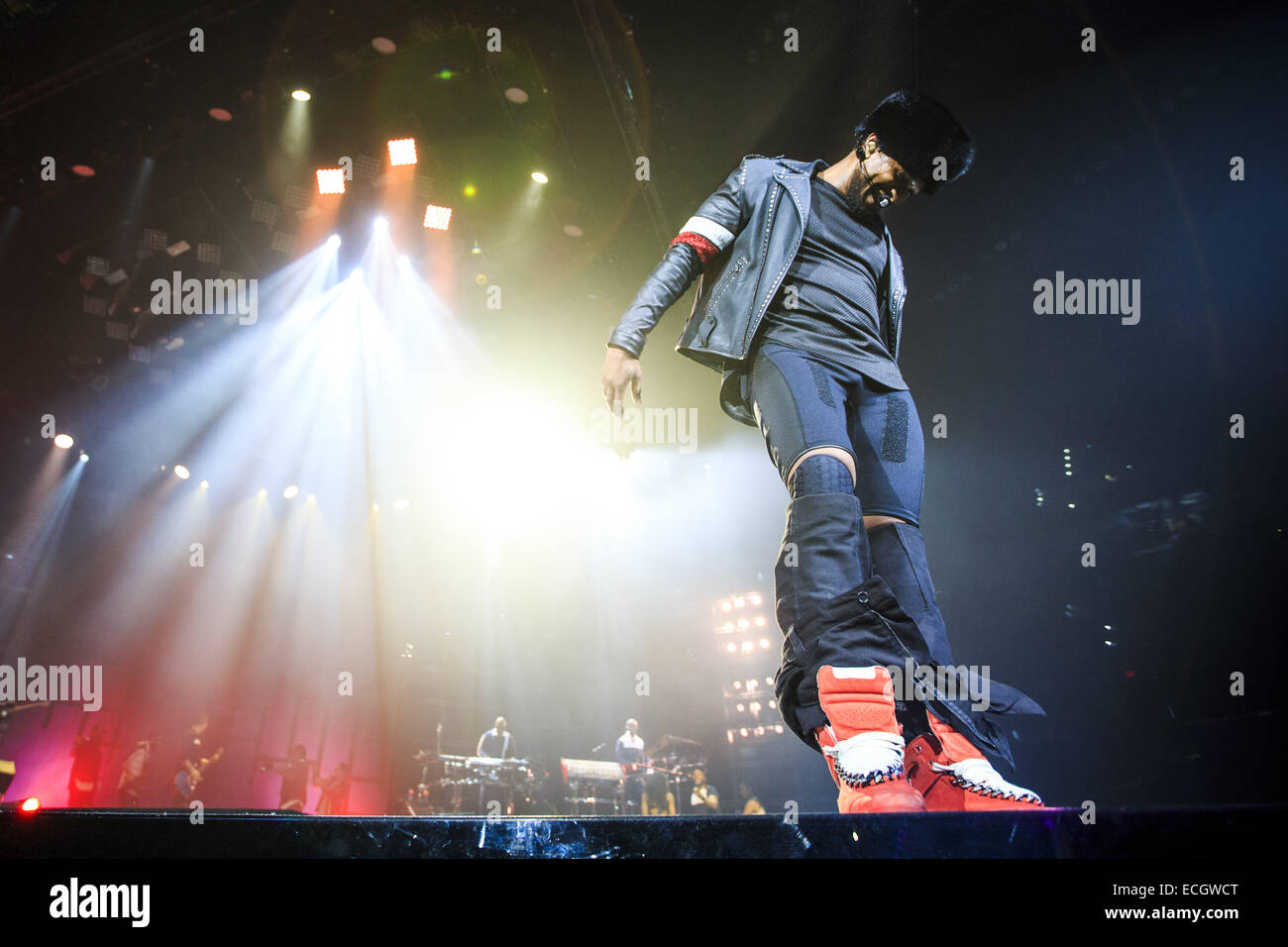 Usher Drops His Pants