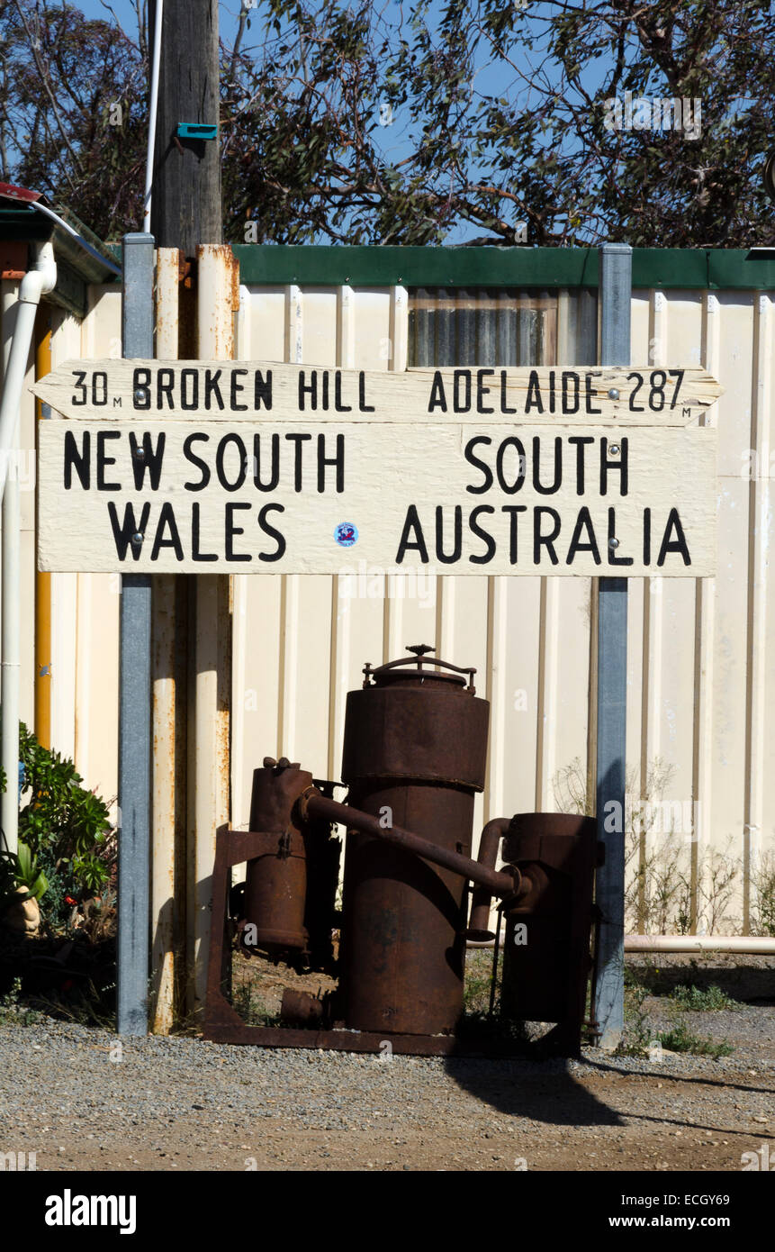 Broken signpost hi-res stock photography and images - Alamy