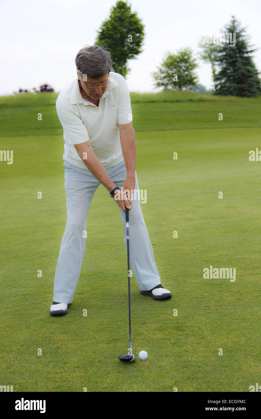 man playing golf Stock Photo - Alamy