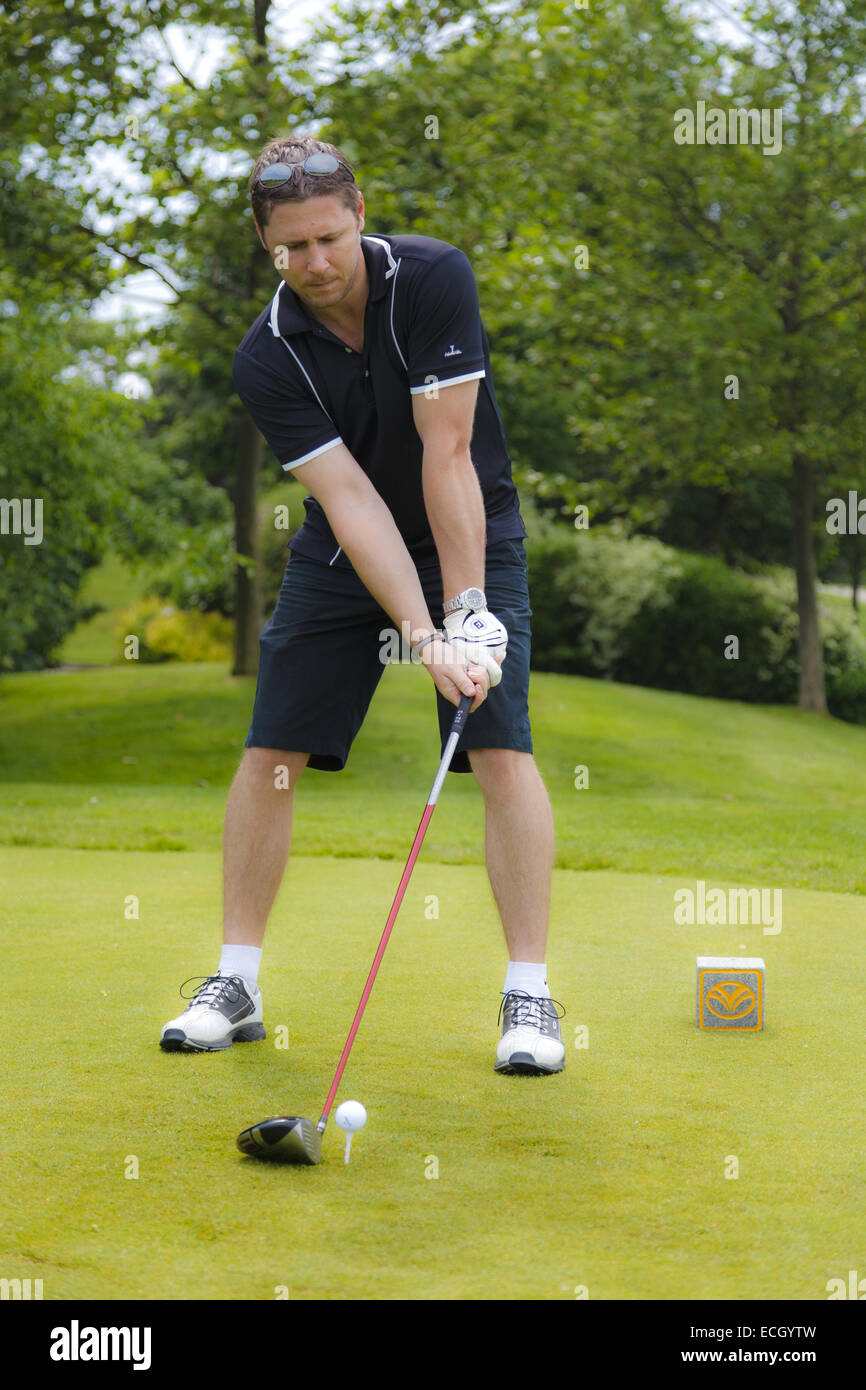 man playing golf Stock Photo - Alamy