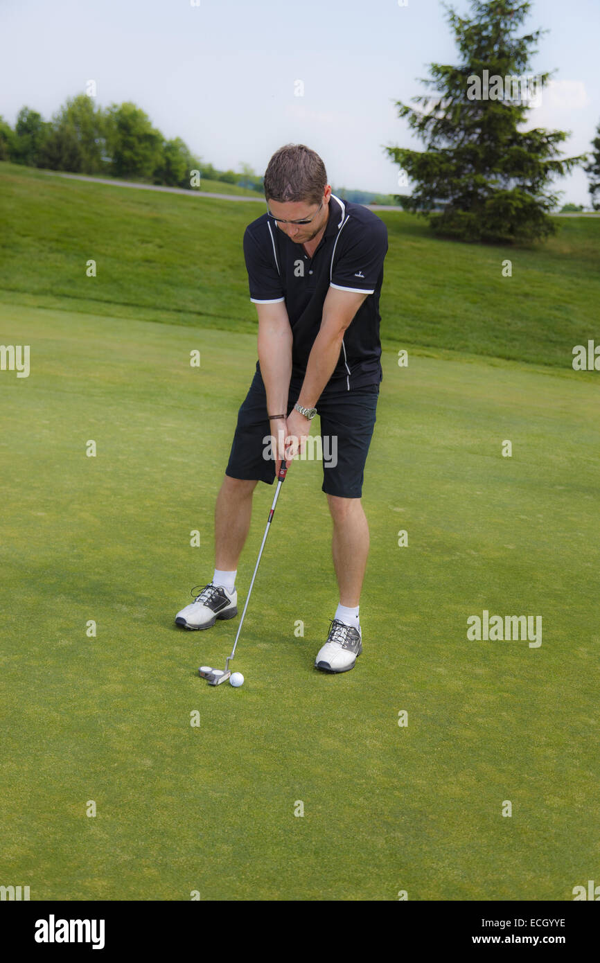 man playing golf Stock Photo - Alamy