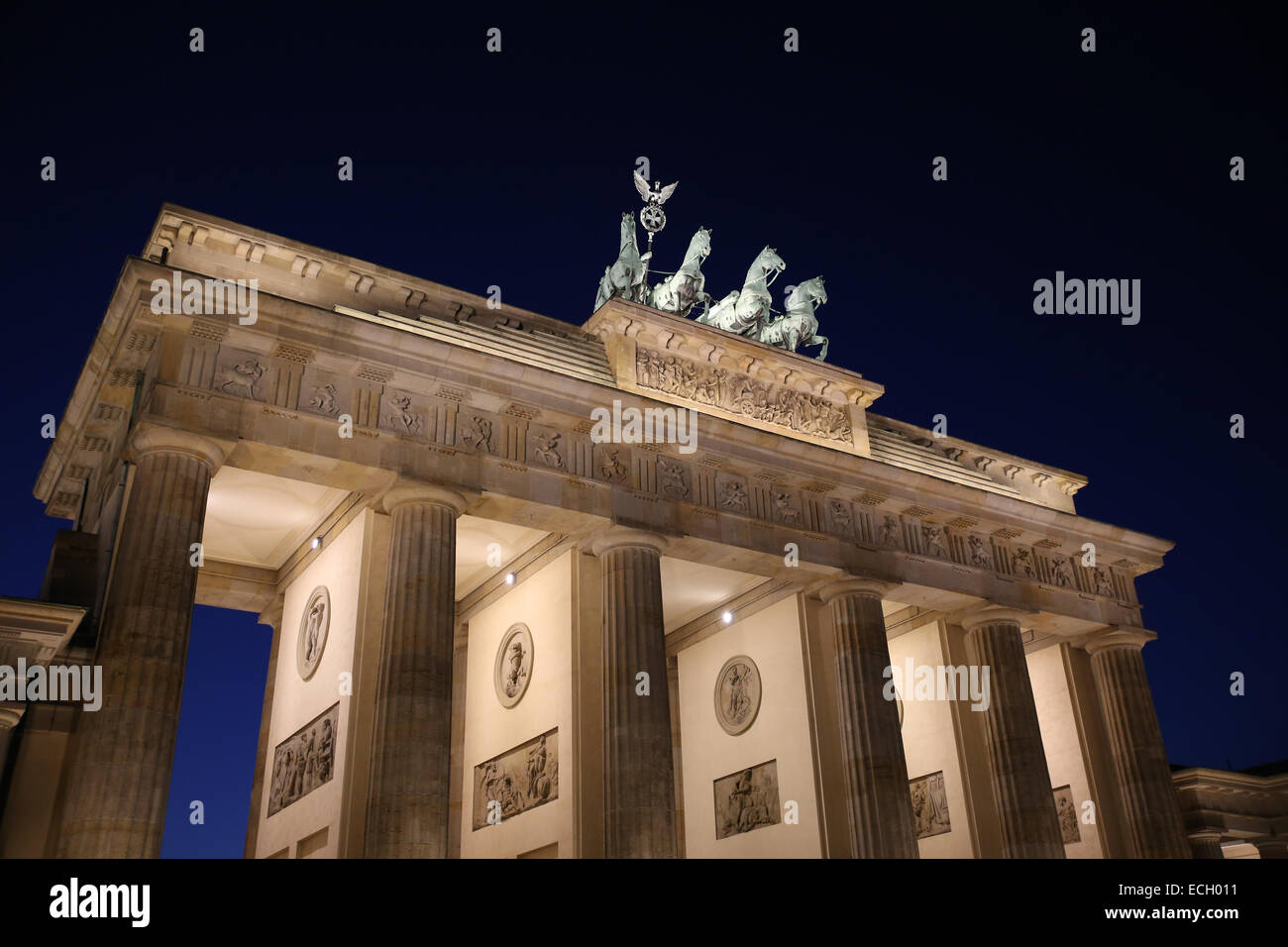 Berlin night hi-res stock photography and images - Alamy