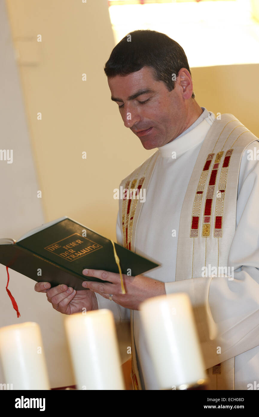 Church services pastor hi-res stock photography and images - Alamy