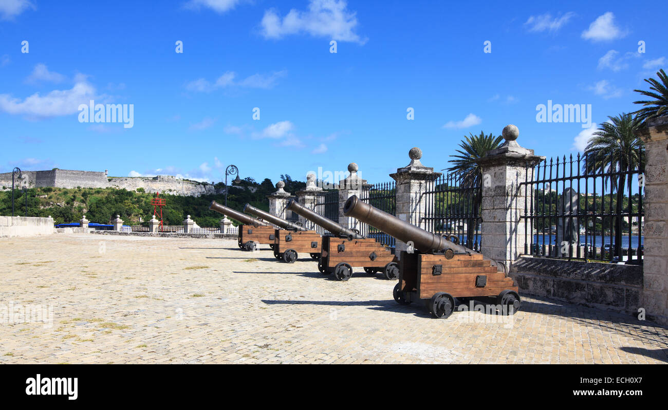 Guns of the castillo de la Real Fuerza Stock Photo - Alamy