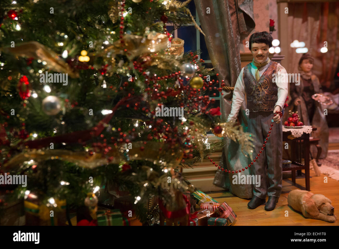 retail store christmas window display Stock Photo - Alamy