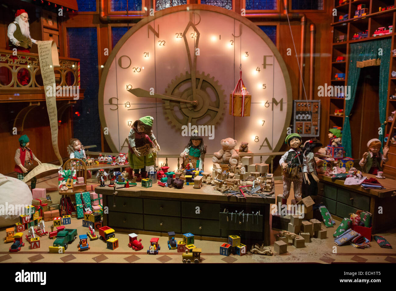 retail shop christmas window display Stock Photo - Alamy