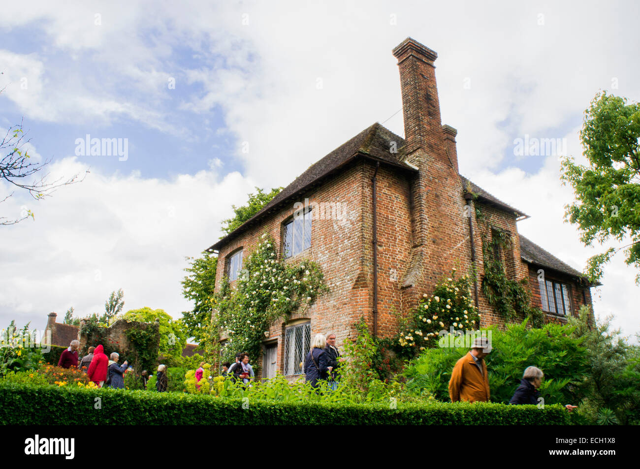 Sissinghurst Castle Garden - one of the world's most celebrated gardens ...